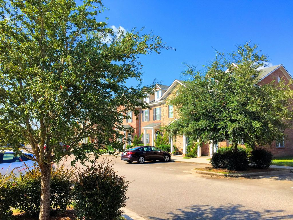 Exton Park - Streetscape - The Cameron Team